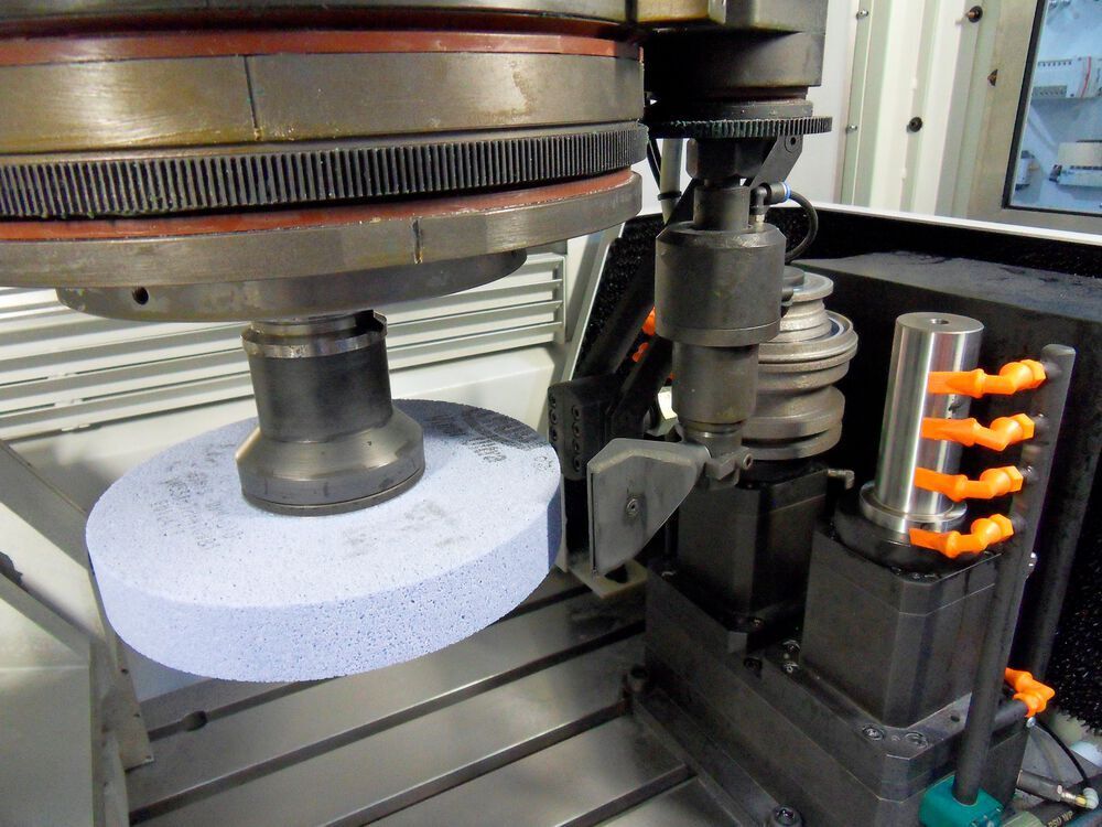 Ultra-productive 5-axis grinding machine — even for complex components