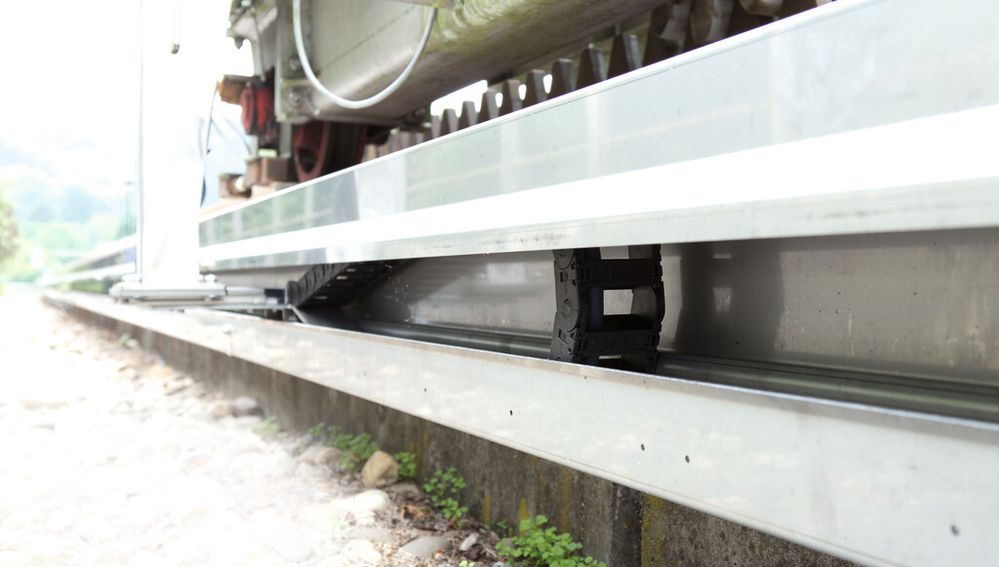 Geschlossenes Energieführungssystem bietet Schutz und spart Energie