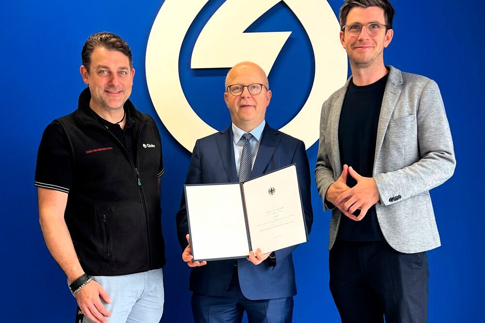 Förderbescheid für Stuttgarter Globe Fuel Cell Systems überreicht