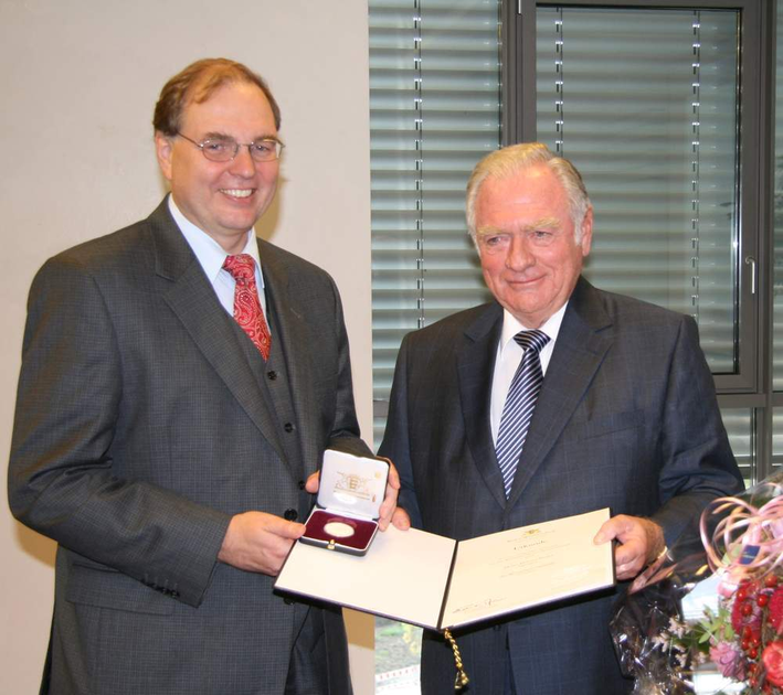 Gründer Helmut Rudel mit Wirtschaftsmedaille ausgezeichnet