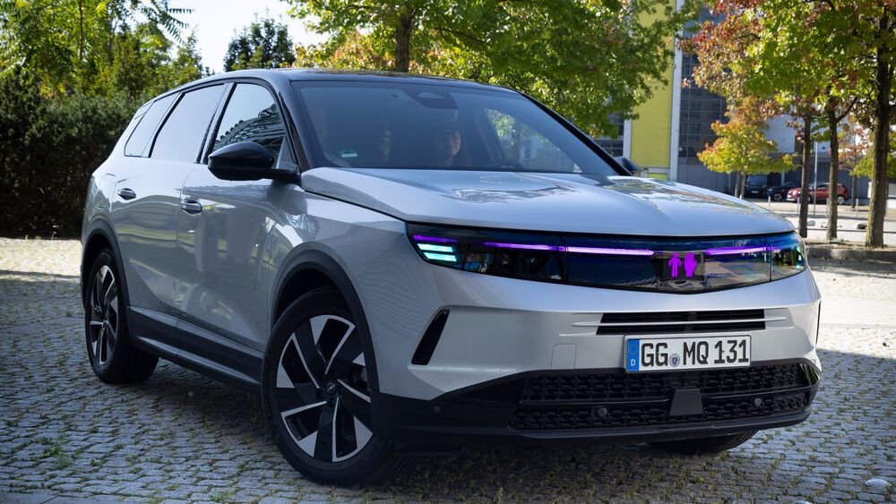 Opel's autonomous concept vehicle with adaptive light communication ...