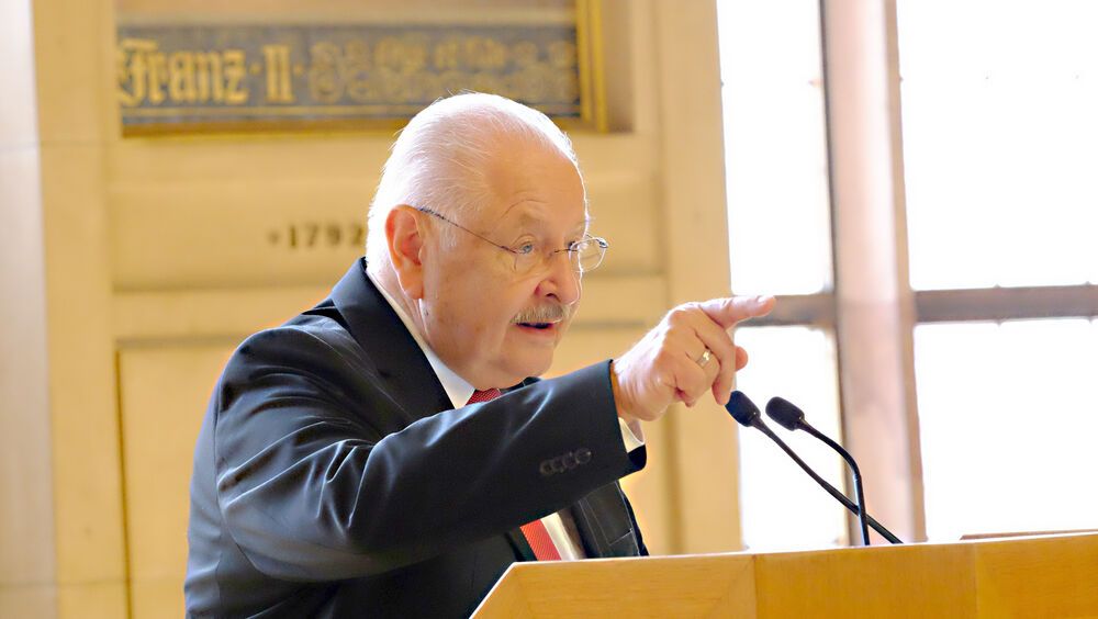 Jürgen Karpinski verabschiedet sich mit kämpferischer Rede